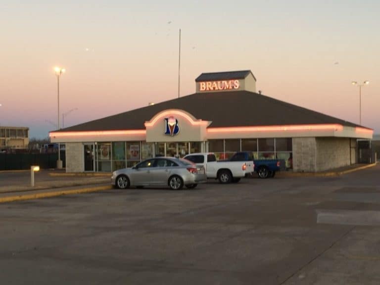 Burger Restaurant, 7121 E Admiral Pl in Tulsa, OK | Braum's